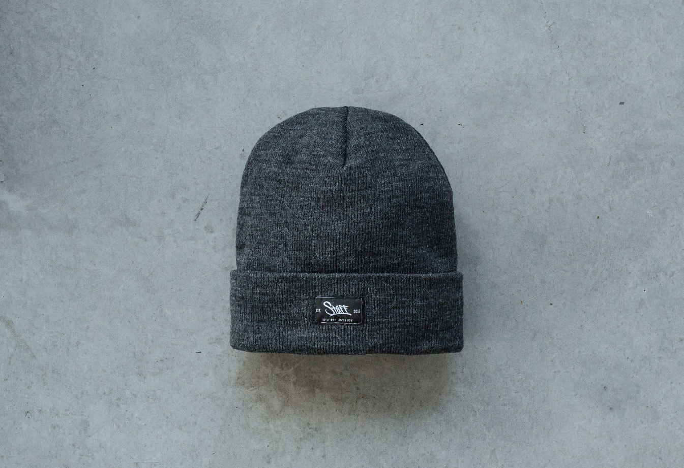 Купить шапку мужскую графитного цвета Staff graphite basic logo в Киеве, Украине | Цена 279 грн ...